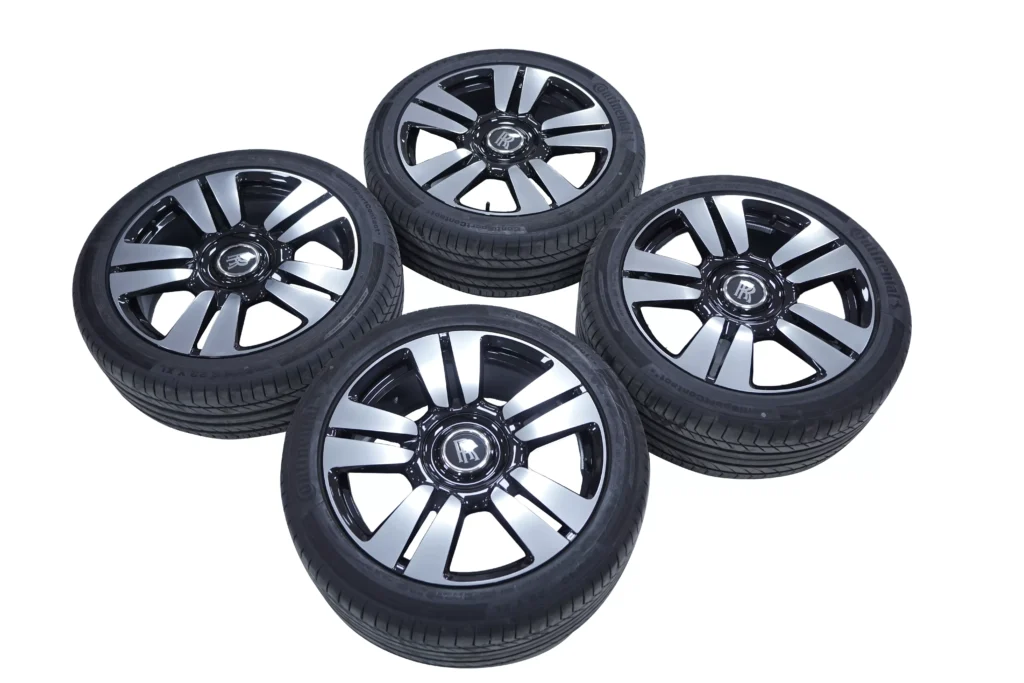Rolls Royce Cullinan Original Tyres Set with Rims Chrome and Black Set ...